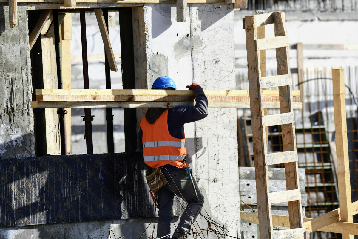 Keep Your Back Safe: 5 Essential Tips for Lifting Heavy Items Safely